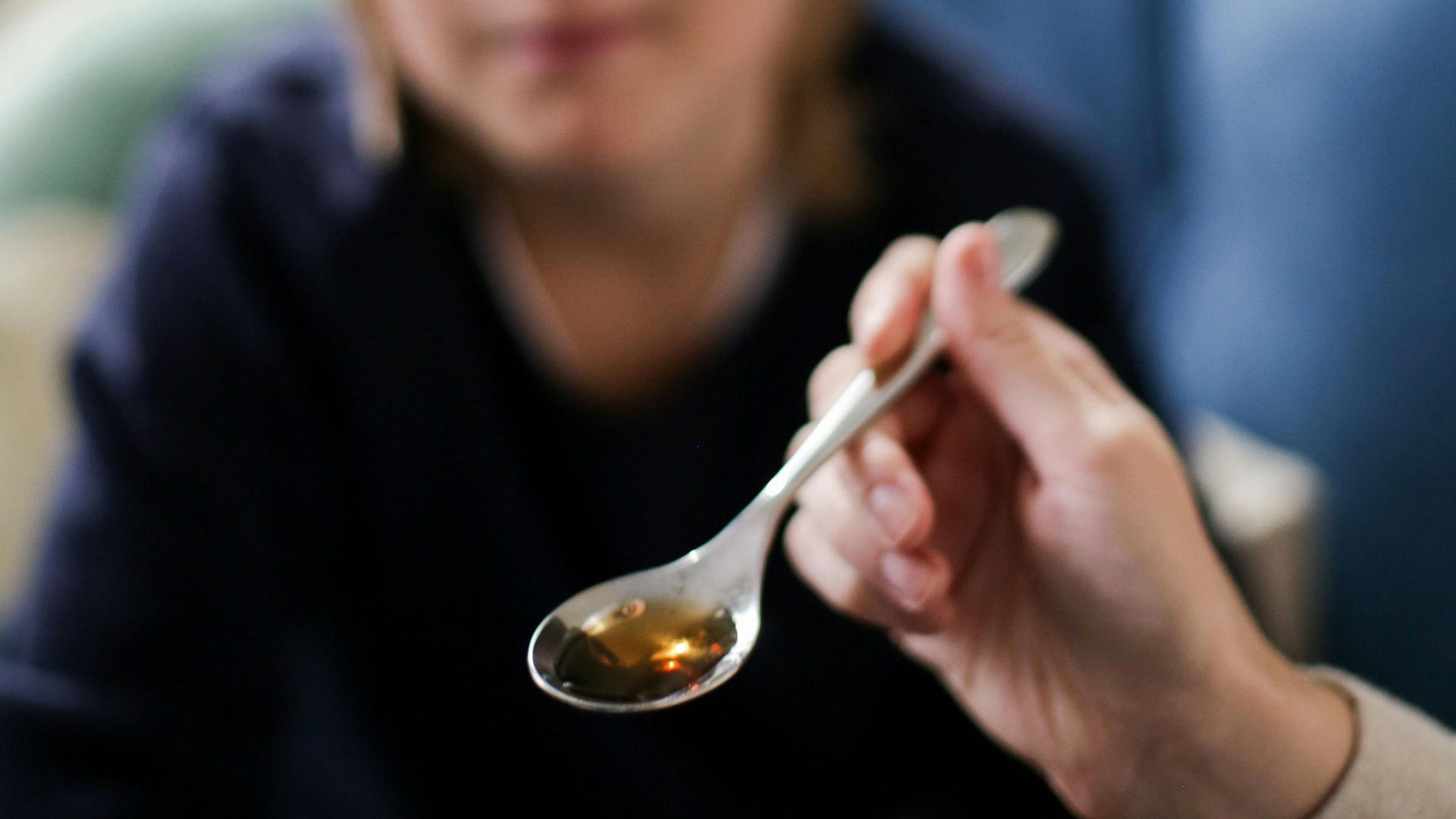 ¿Qué riesgos tiene dar jarabe para la tos a los niños sin receta médica?