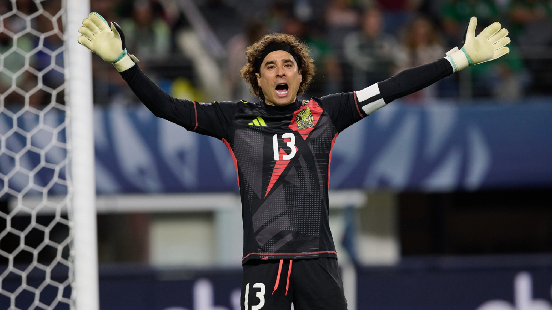 Guillermo Ochoa ya luce los colores de su nuevo club en Portugal