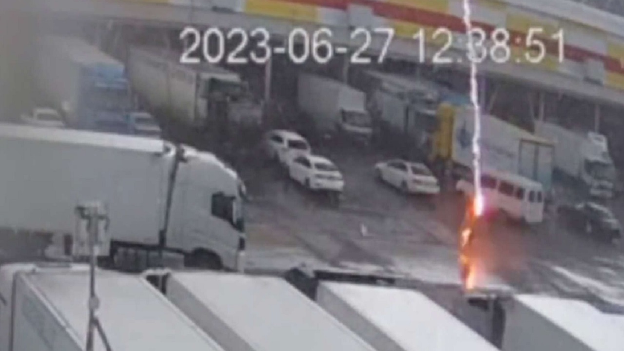 Hombre muere de forma instantánea al caerle un rayo en Rusia