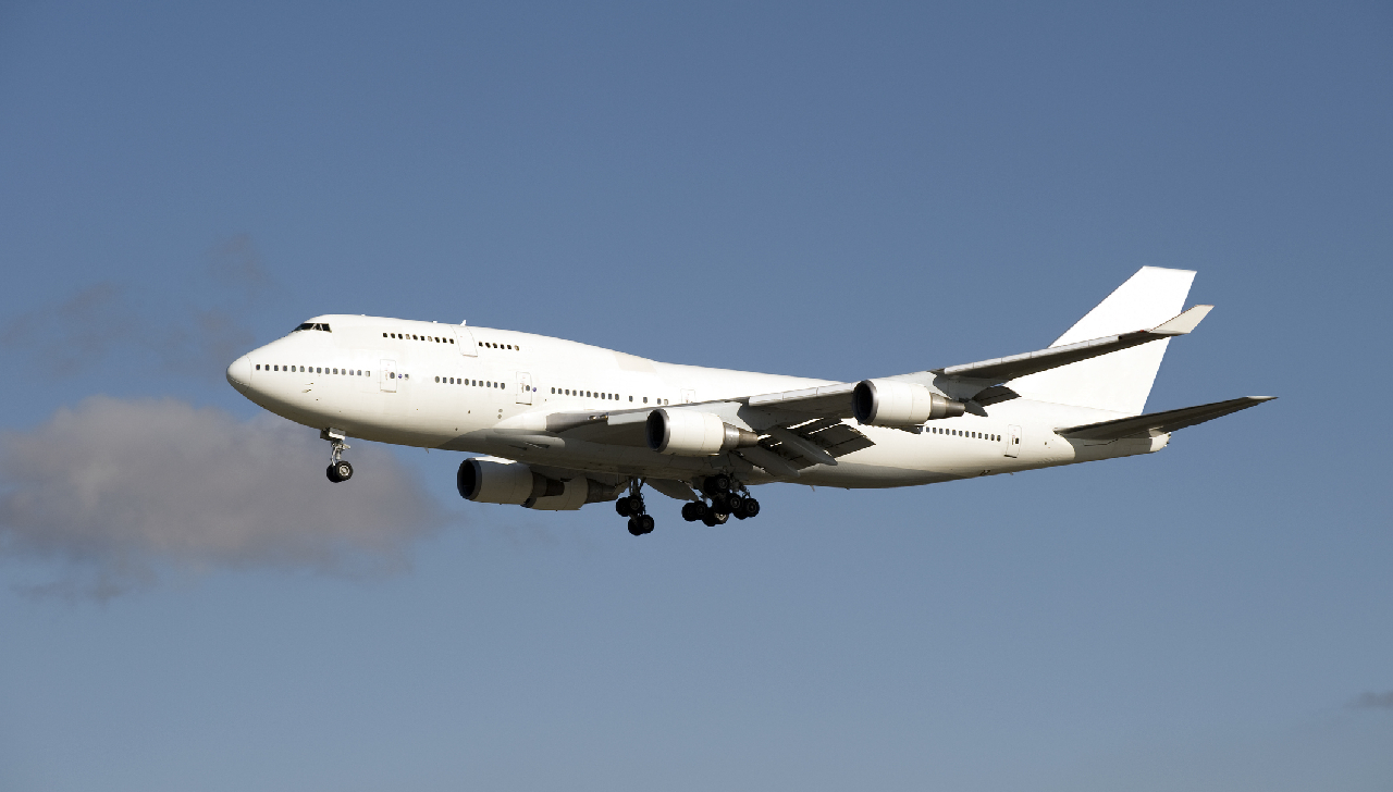 VIDEO: Turbina de un avión explota en pleno vuelo a Guadalajara