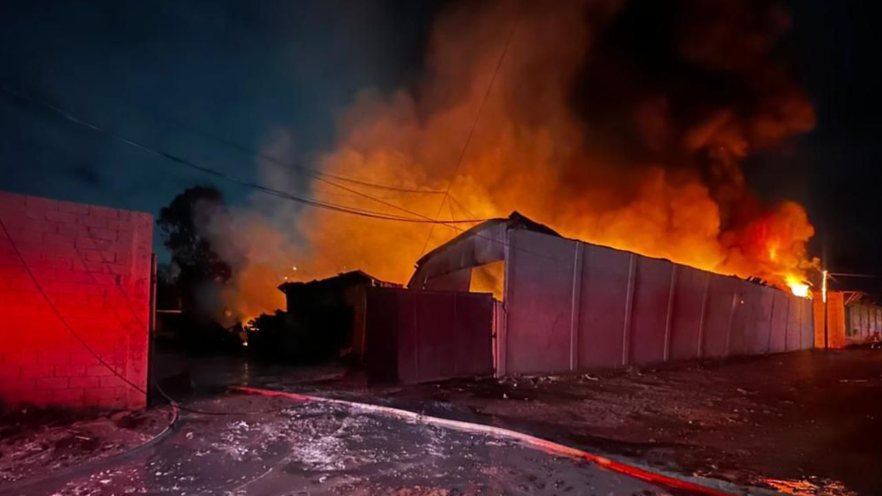 Incendio en fábrica de Tijuana en La Gloria hoy sábado 18 de enero de ...