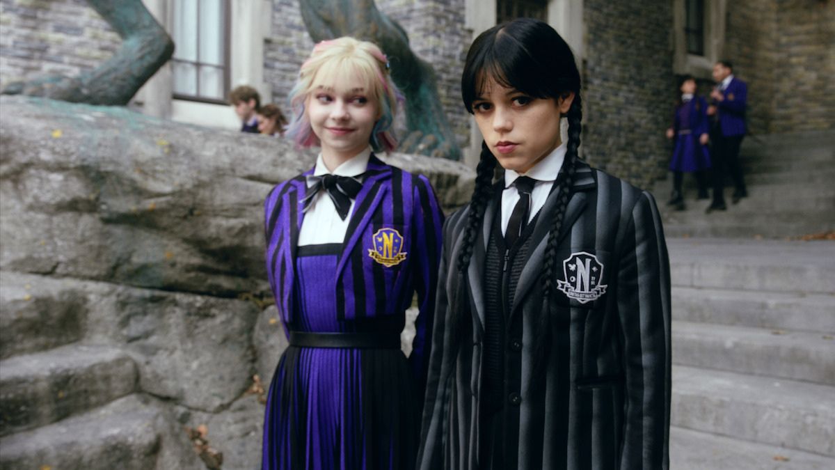 ¿Qué pasó en la temporada 1 de Merlina, quién es quién en la serie y ...