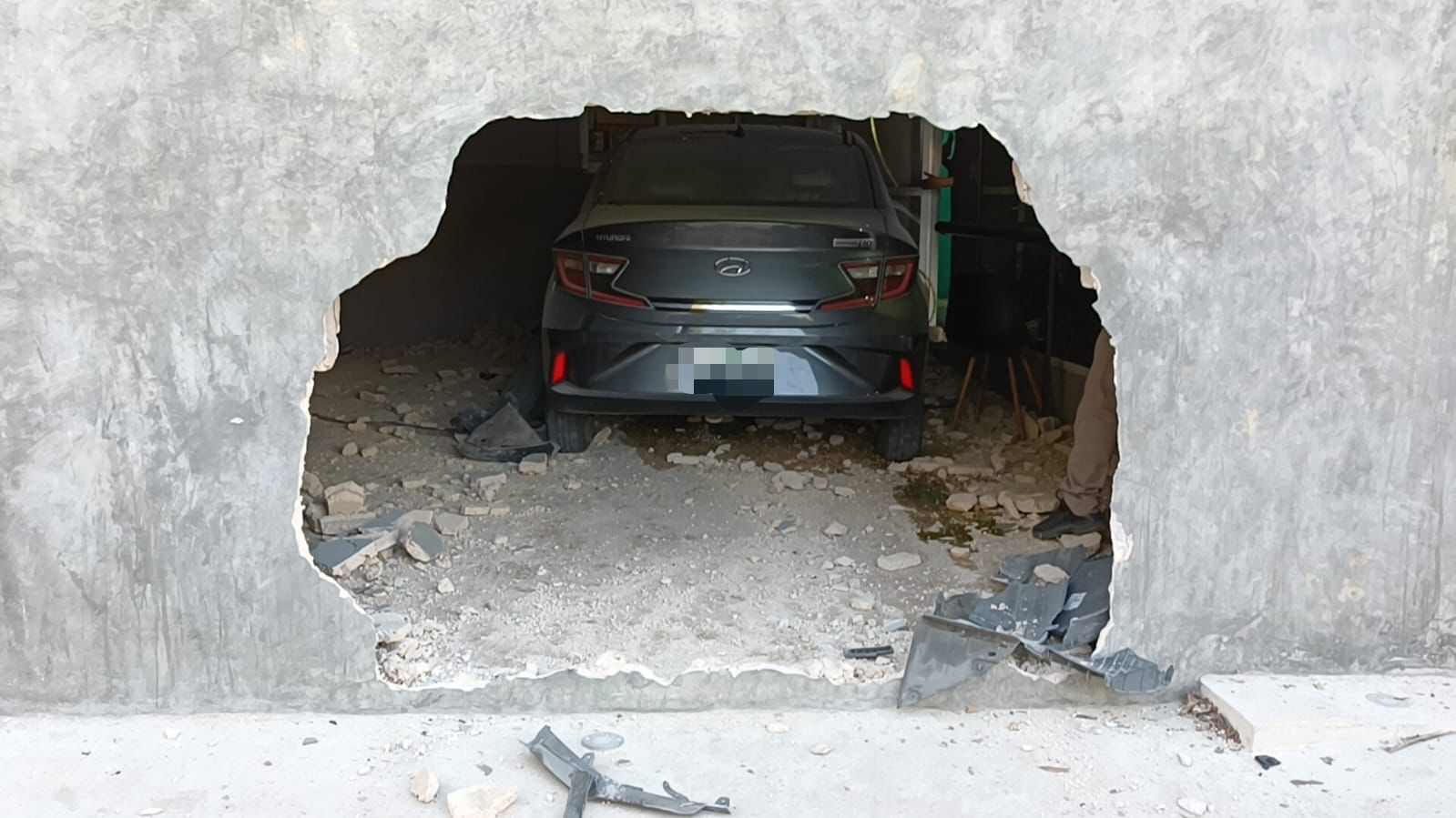 FOTOS: Automóvil choca y traspasa el muro de concreto de una escue