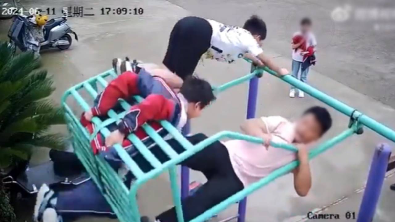 Niño sufre caída cuando jugaba en columpio