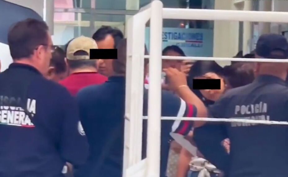 Video Trasladan Al Penal A Padres Que Agredieron A Maestra De Kínder