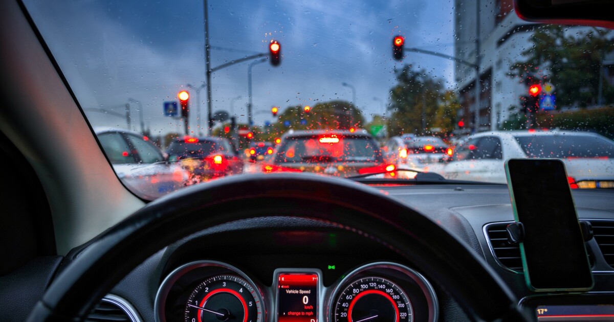 Si haces esto con tu auto al frenar en un semáforo en Florida, puedes ...