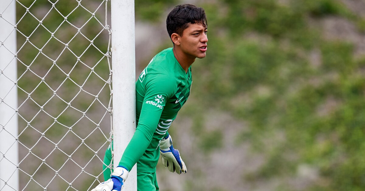 Fernando Tapia, portero suplente del América, de su casa al estadio Azteca