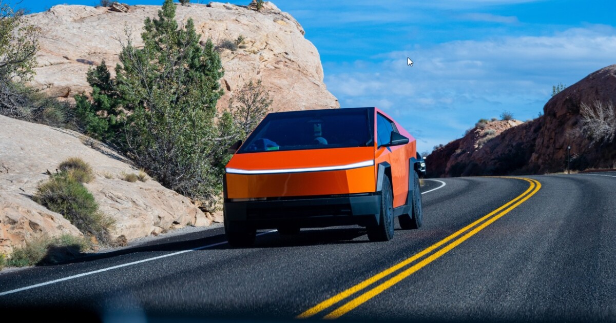 Influencer pone a prueba Cybertruck en la carretera más peligrosa de México