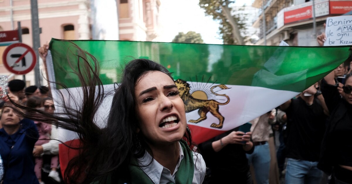 Miles de mujeres protestan por muerte de Mahsa Amini en Irán