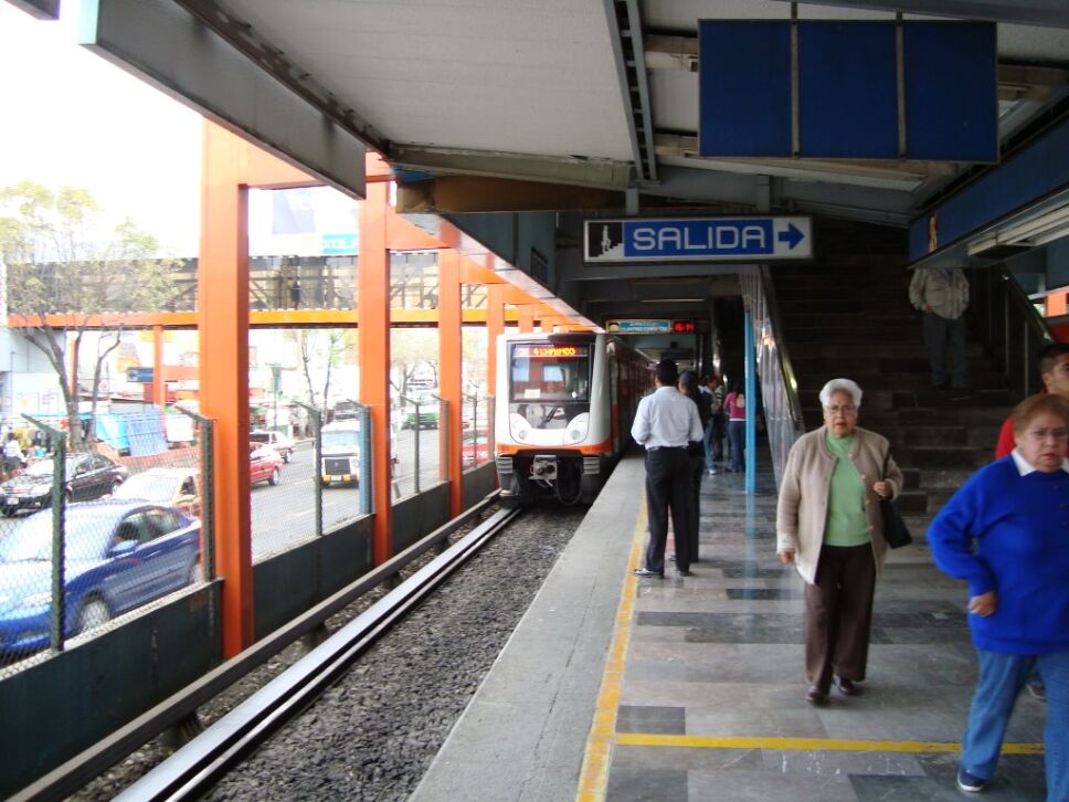Se arroja persona a las vías del Metro Xola