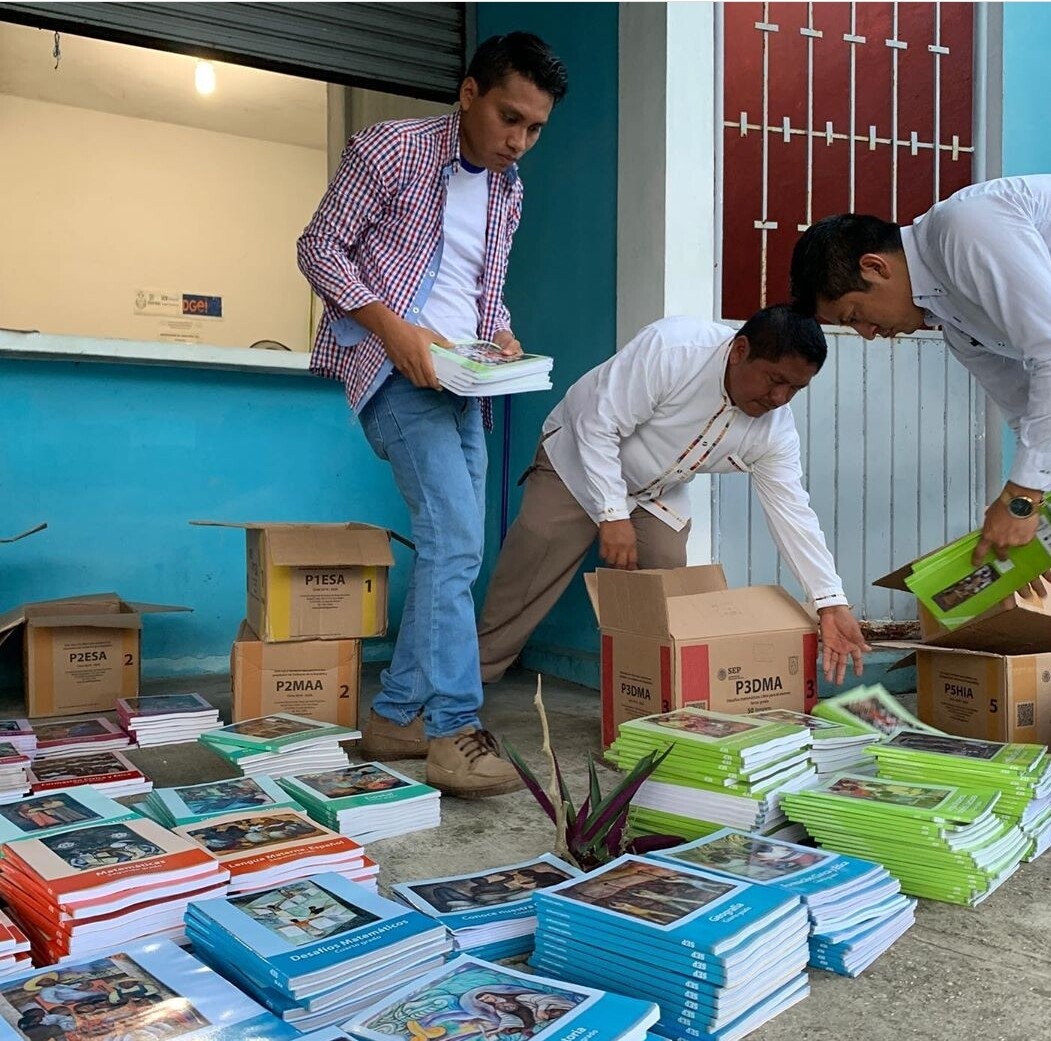 GALERÍA | Maestros y padres de familia unen esfuerzos para entregar ...