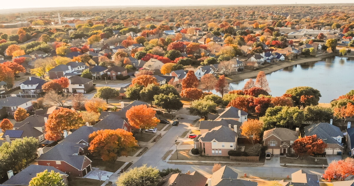 A la orilla de un lago y muy cerca de Dallas, este pueblo pequeño de ...