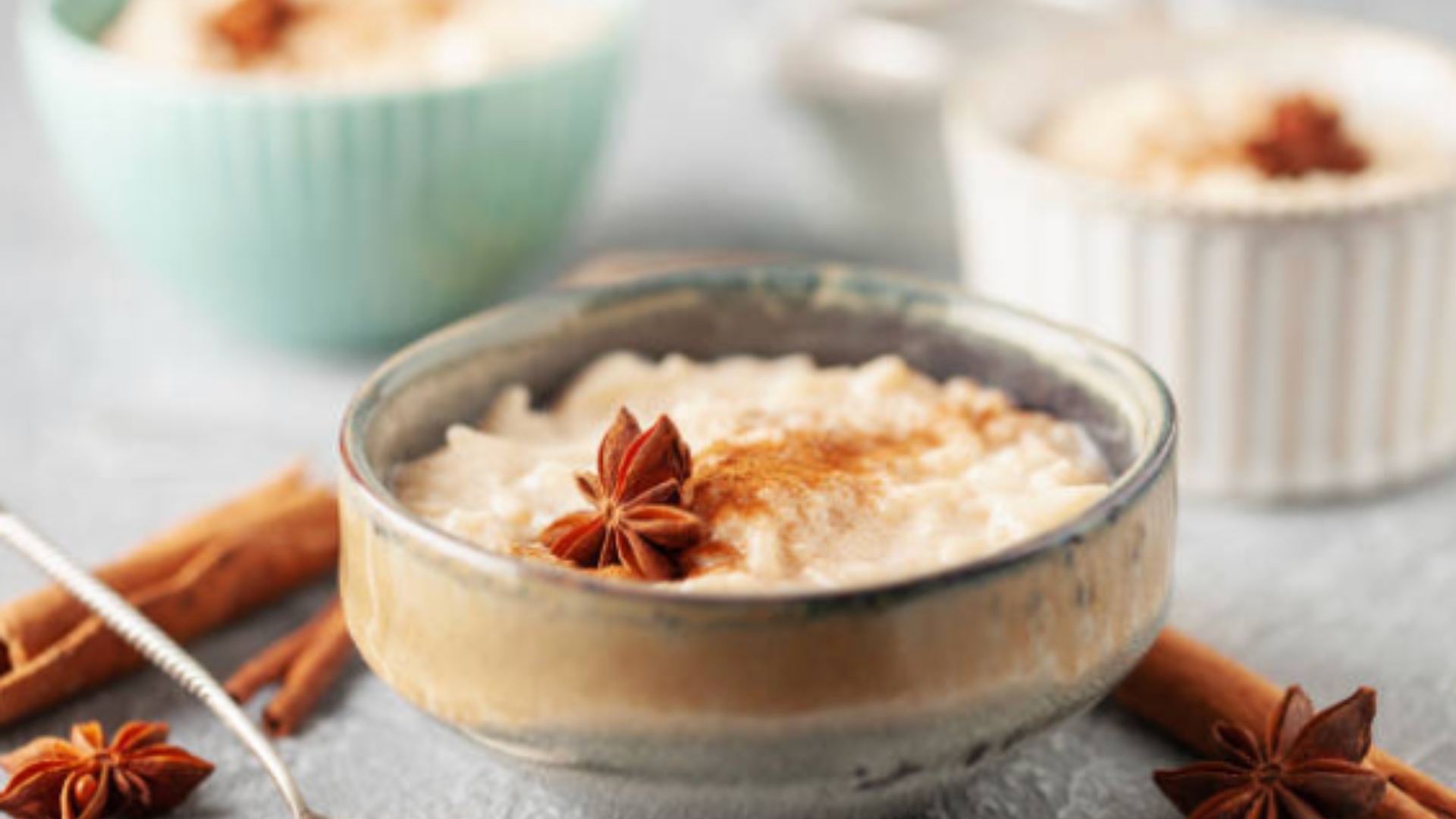 Beneficios de tomar atole con canela y cómo prepararla en 3 pasos