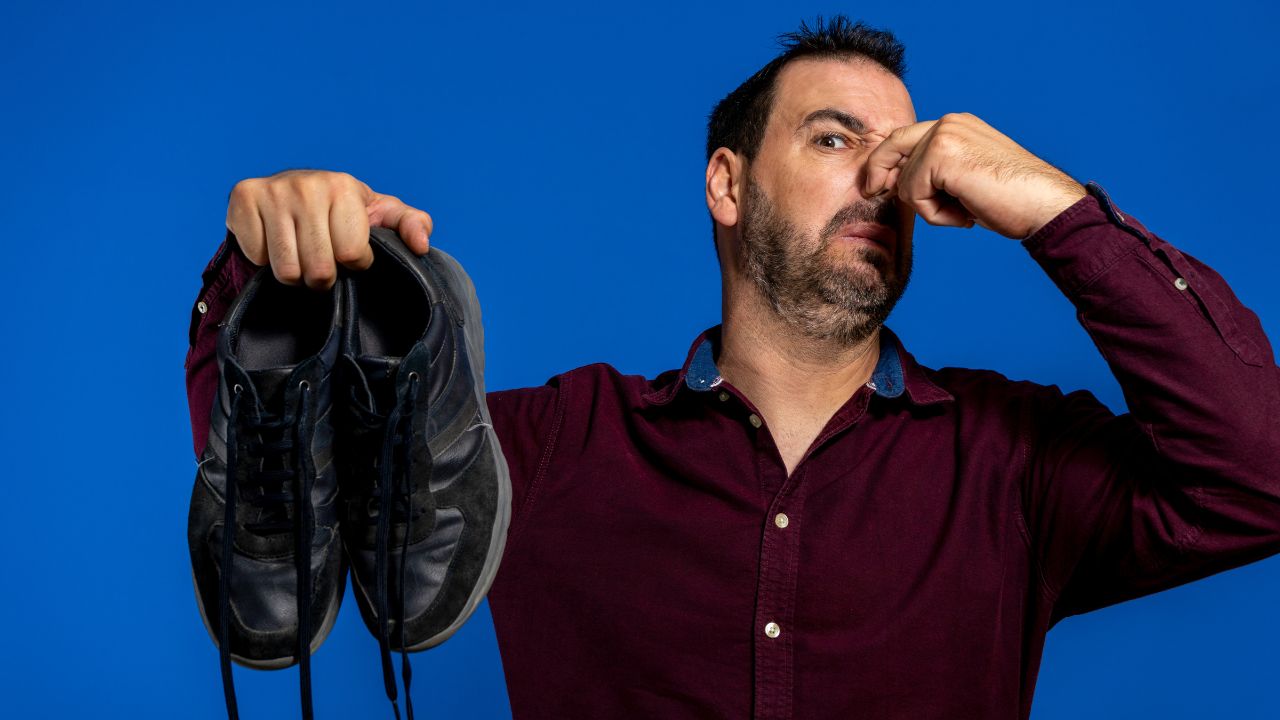 ¿Tus tenis huelen feo? Remedio para quitar el mal olor con dos ingredientes