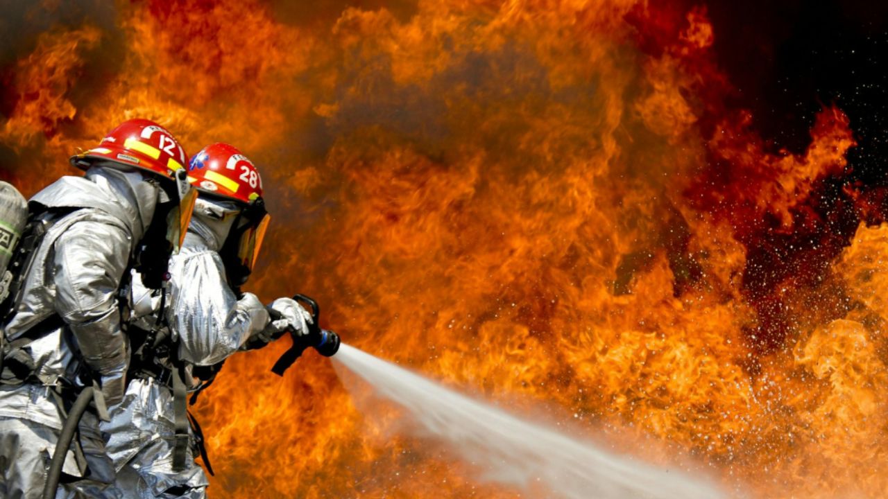 Una nave industrial que almacena productos químicos en Sevilla se ...