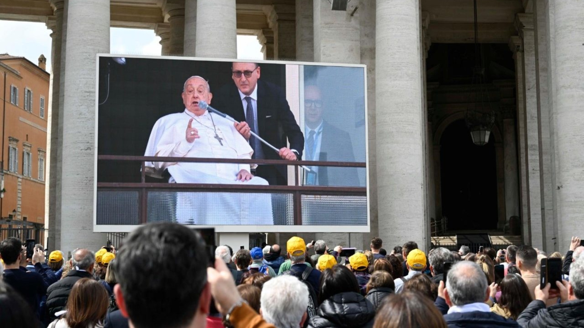 Papa Francisco regresa al Vaticano tras ser dado de alta; así luce después de 38 días hospitalizado