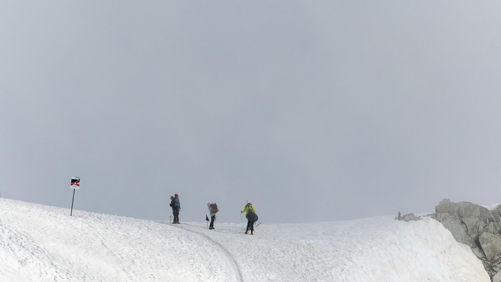 Nevada en el Monte Everest deja a más de mil turistas atrapados bajo cero