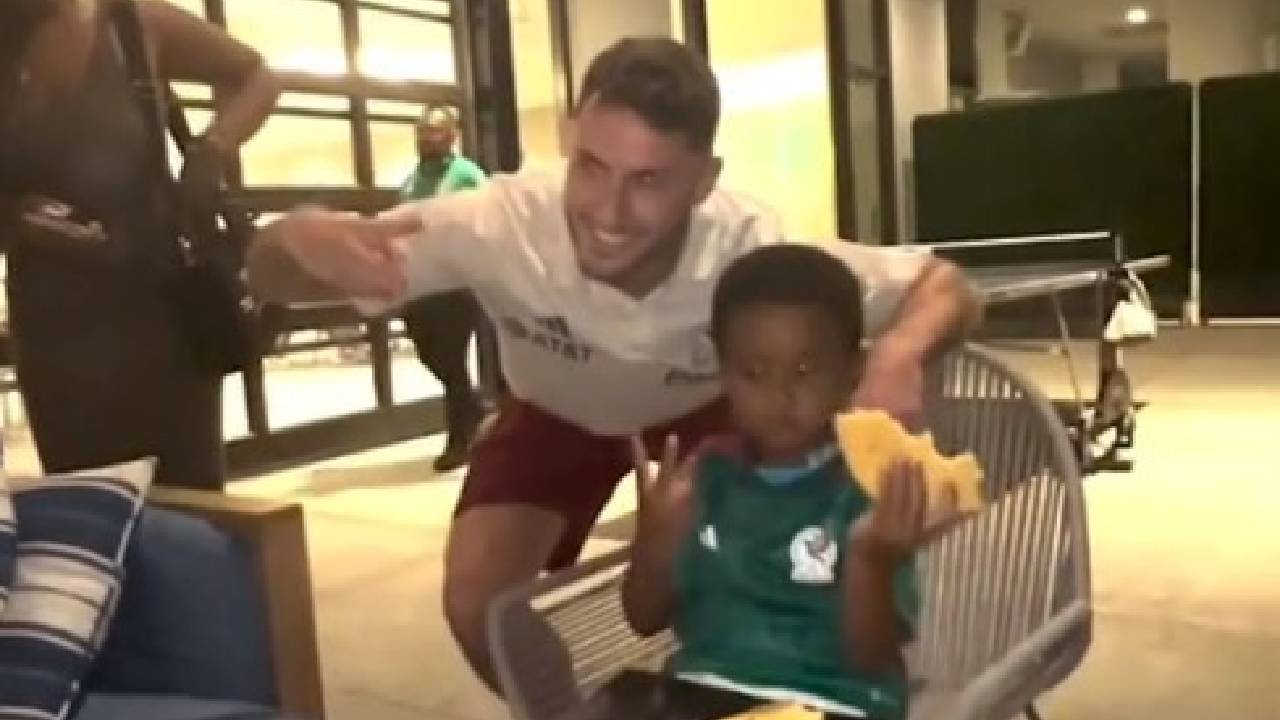 Niño africano que quiere ser mexicano conoció al TRI, VIDEO