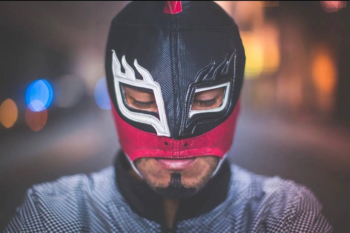 El Tacubo un superhéroe enmascarado contra el bullying