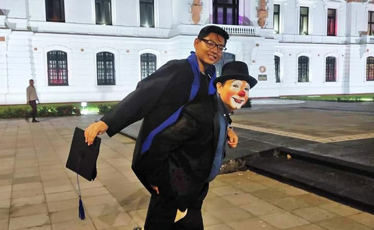 Ex candidato a rey del Carnaval celebra graduación de hijo