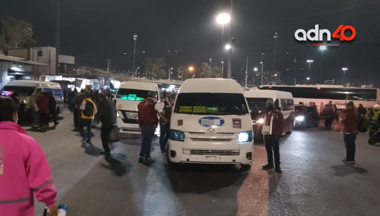 Chofer de combi sin placas no dejaba bajar a pasajera en Edomex