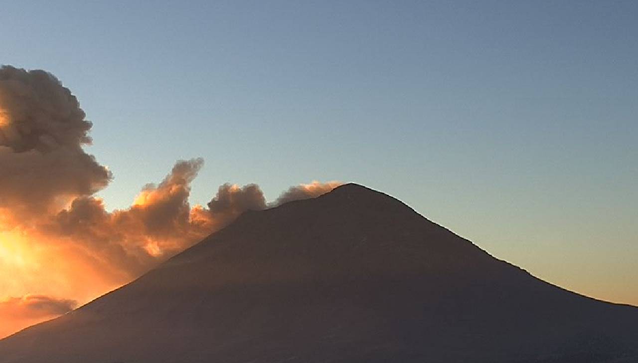 Volcán Popocatépetl lanza enorme fumarola tras explosión