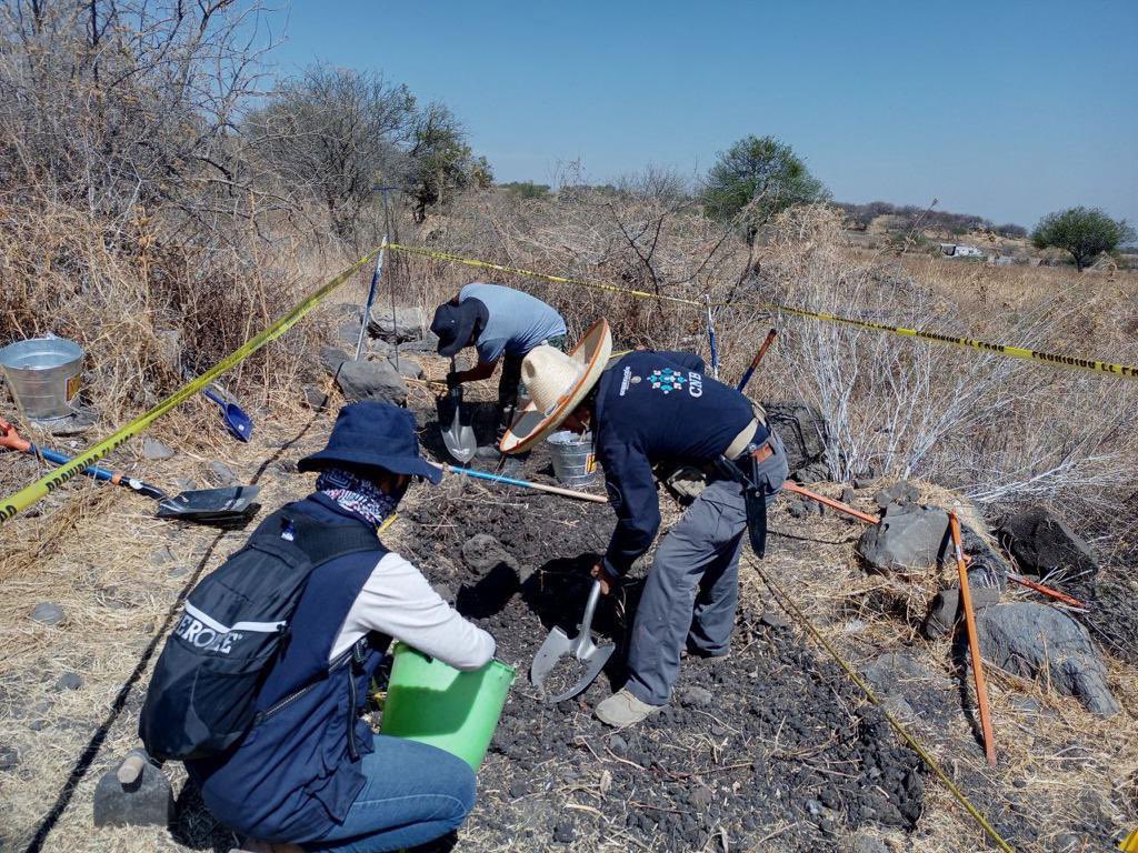 Hallan 22 cadáveres en una fosa clandestina de Guanajuato