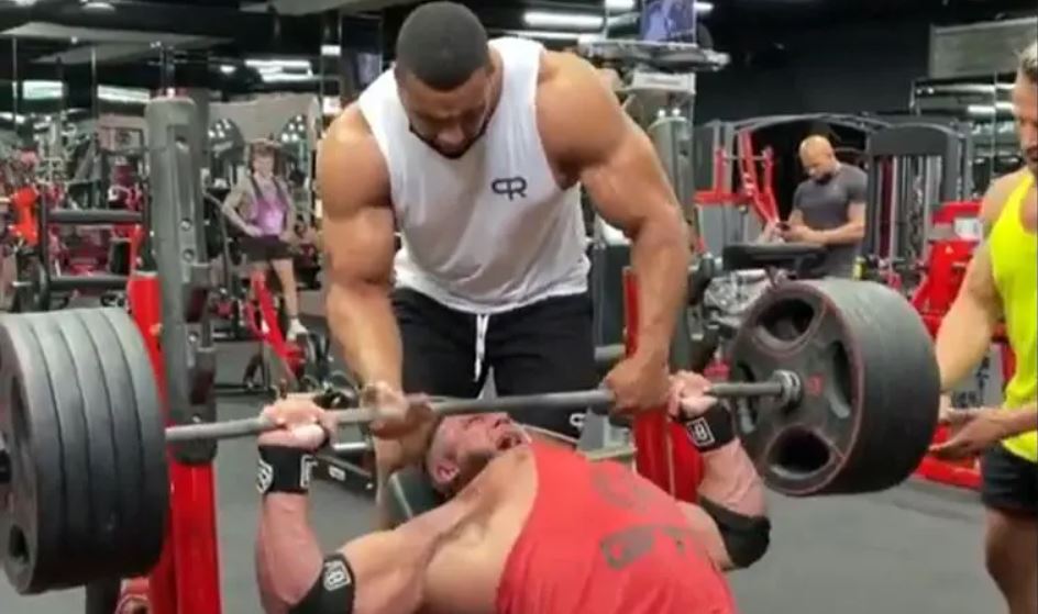 VIDEO: Fisicoculturista sufre impactante lesión en el pectoral