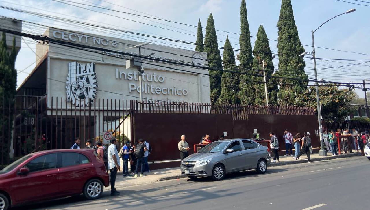 Encapuchados ingresan a la Voca 8 del IPN y toman el control