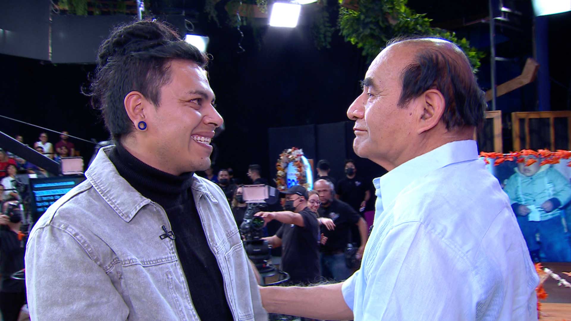 Mario y Don Casto, su abuelo, se reconocen