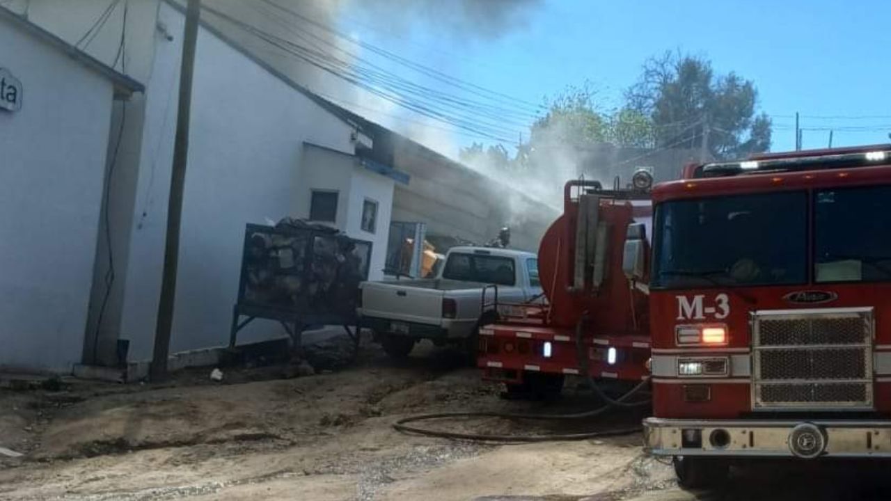 Reportan fuerte incendio hoy jueves en bodega del Maclovio Rojas en Tijuana