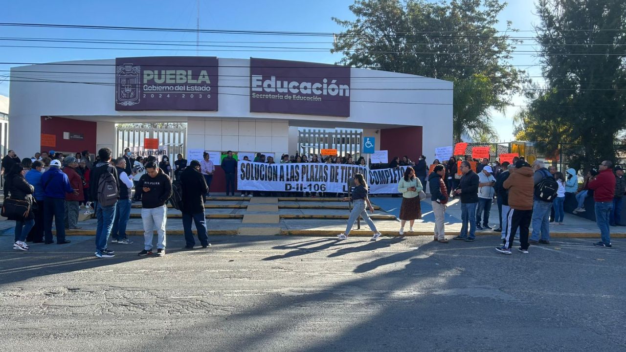 Docentes se manifiestan en la SEP en Puebla hoy 13 de noviembre de 2025
