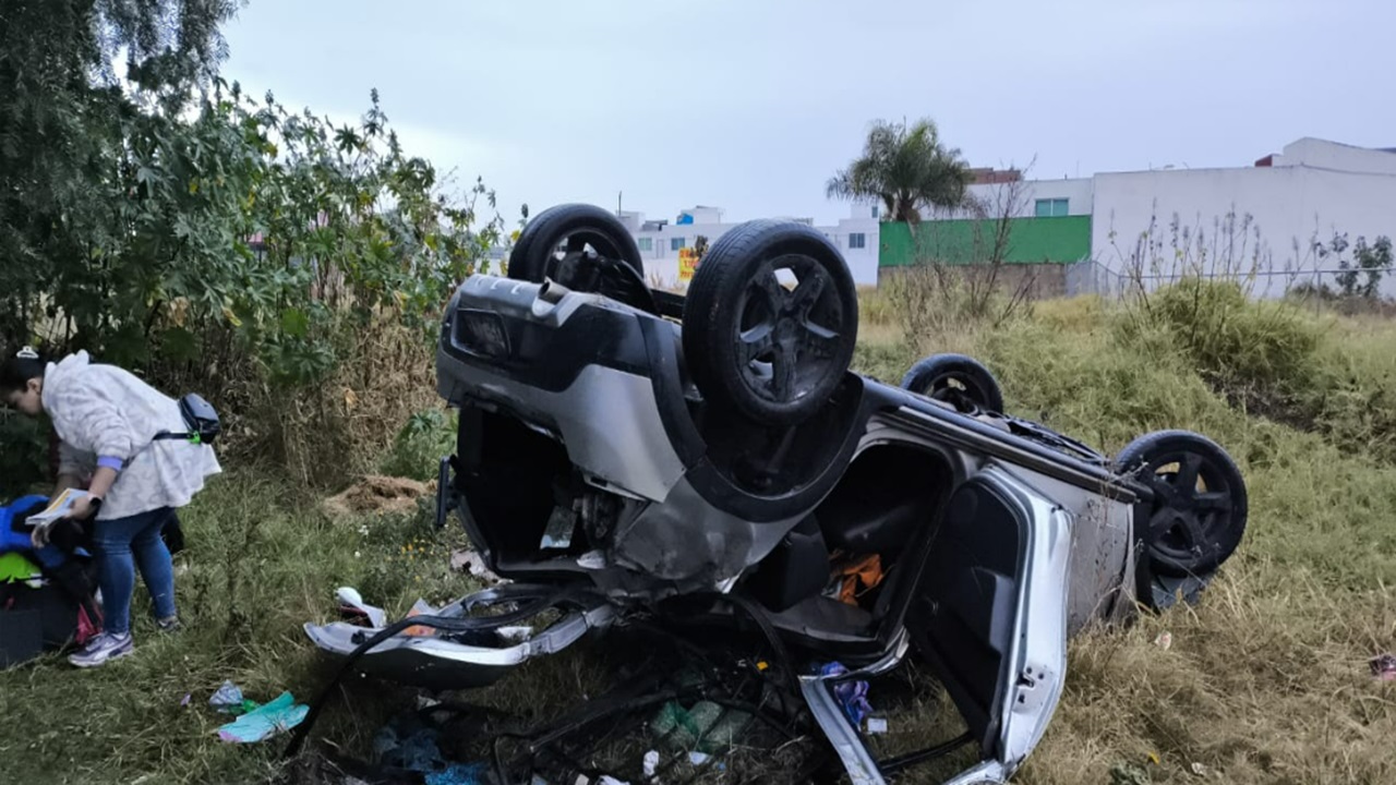 Periférico Ecológico en Puebla hoy 12 de enero de 2025: Vuelca camioneta