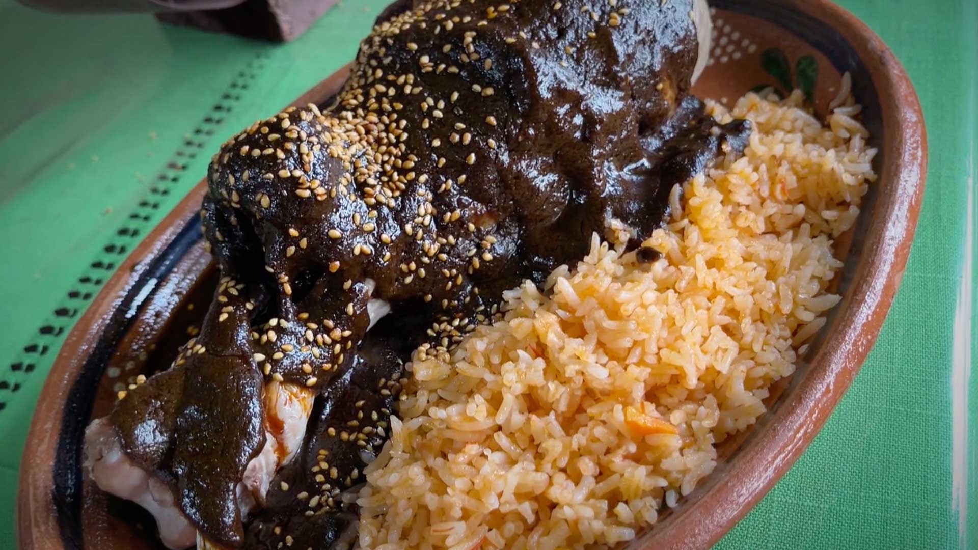 ¿Cómo nació el mole poblano? Rahmar cuenta la historia