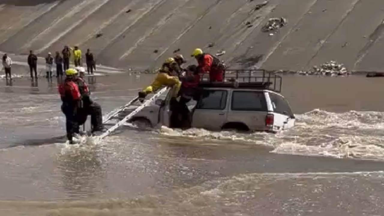 Bomberos rescatan a hombre que cayó en la canalización