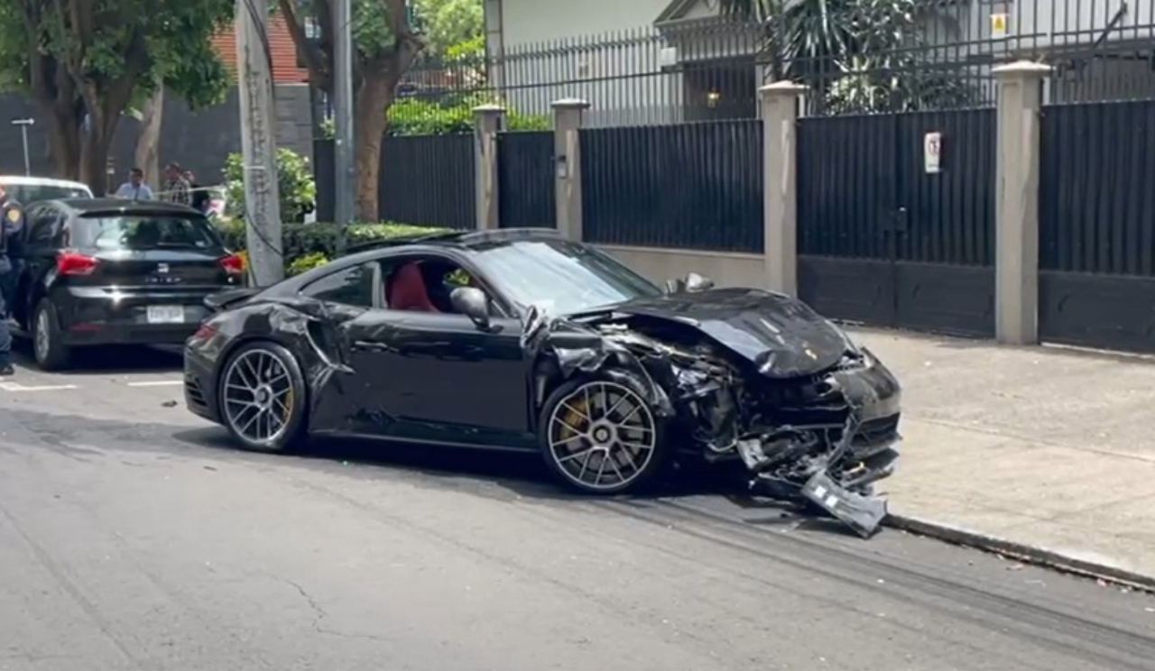 Abandonan auto de lujo luego de accidente en Polanco; hay heridos