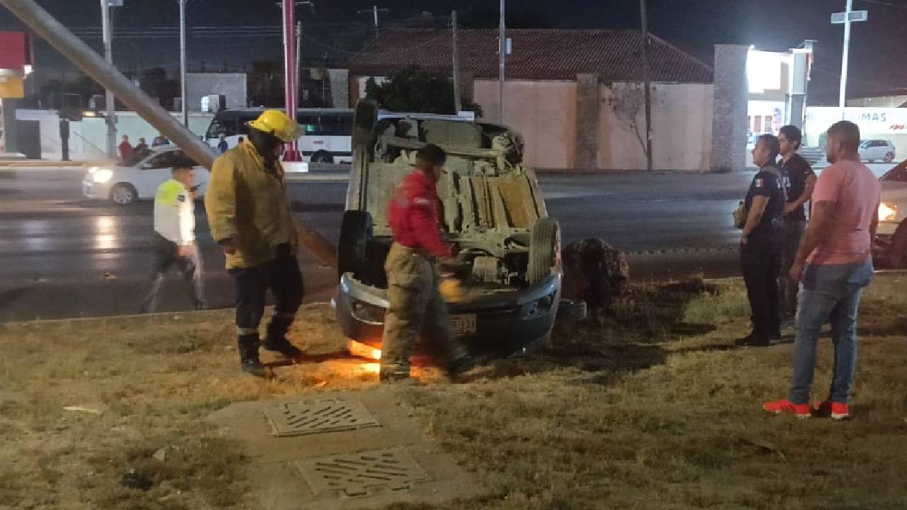 Gómez Palacio: Joven conductor sufre volcadura en bulevar Ejército Mexicano
