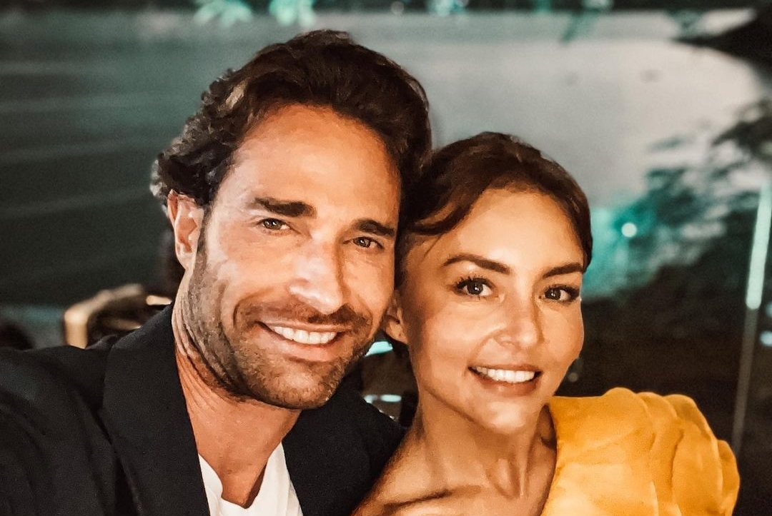 Comparan a Angelique Boyer y Sebastian Rulli con Rosalía y Rauw ...