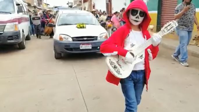 Despiden a "Mamá Coco" con niño disfrazado de "Miguel"