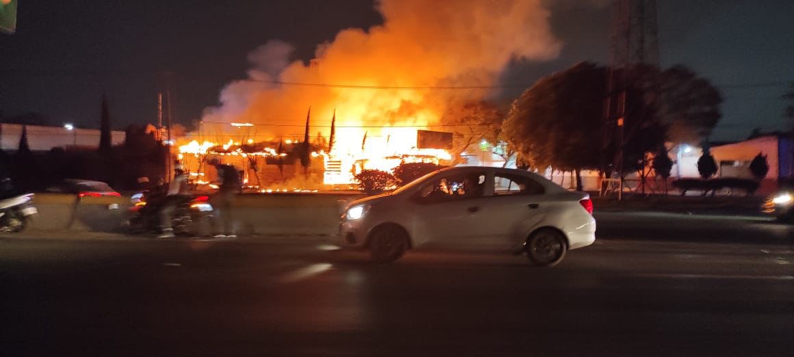 Se registra fuerte incendio sobre autopista México-Pachuca
