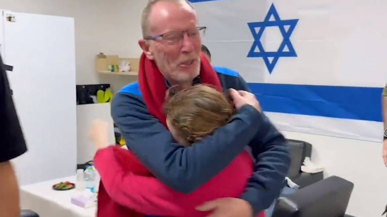 Momento en que niña israelí fue liberada por Hamás y se reencuentra con ...