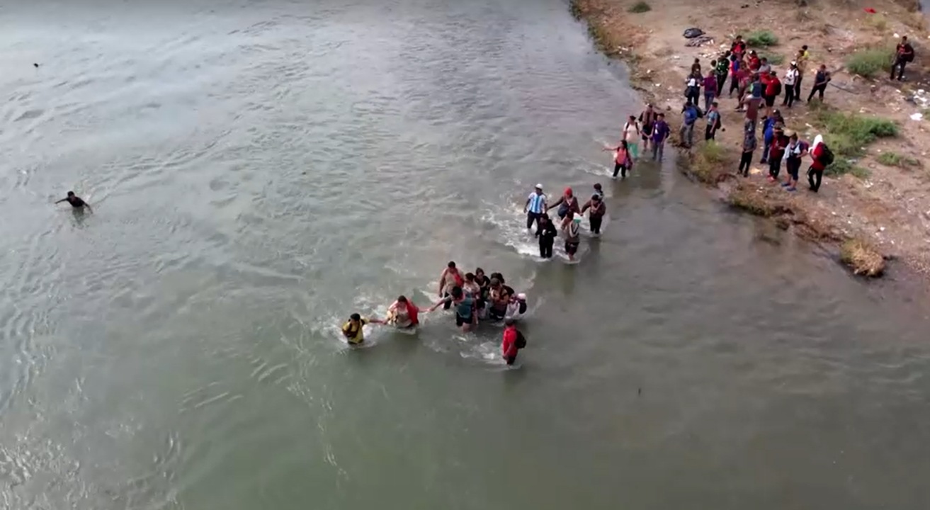 VIDEO: Así cruzan miles de migrantes el río Bravo para llegar a Estados ...
