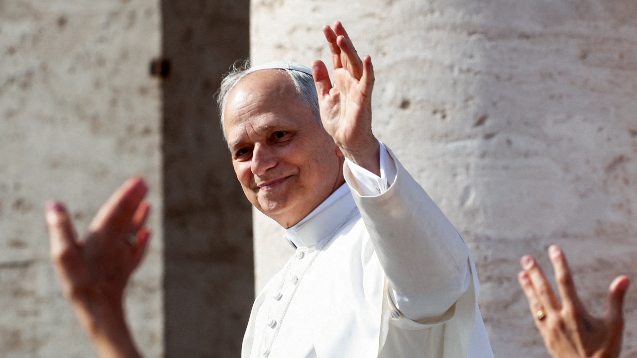 Papa León XIV abraza a su hermano rompiendo el protocolo