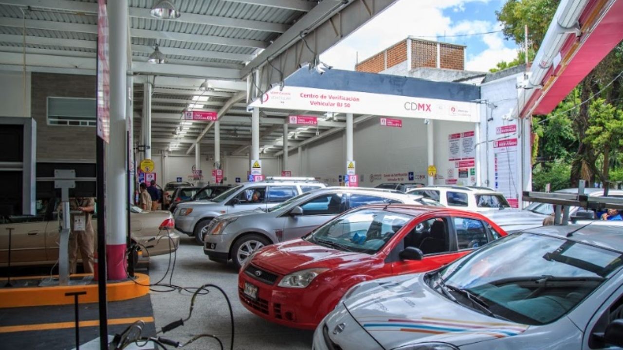 ¿Qué autos verifican en octubre 2025? Engomado y placas para la ...
