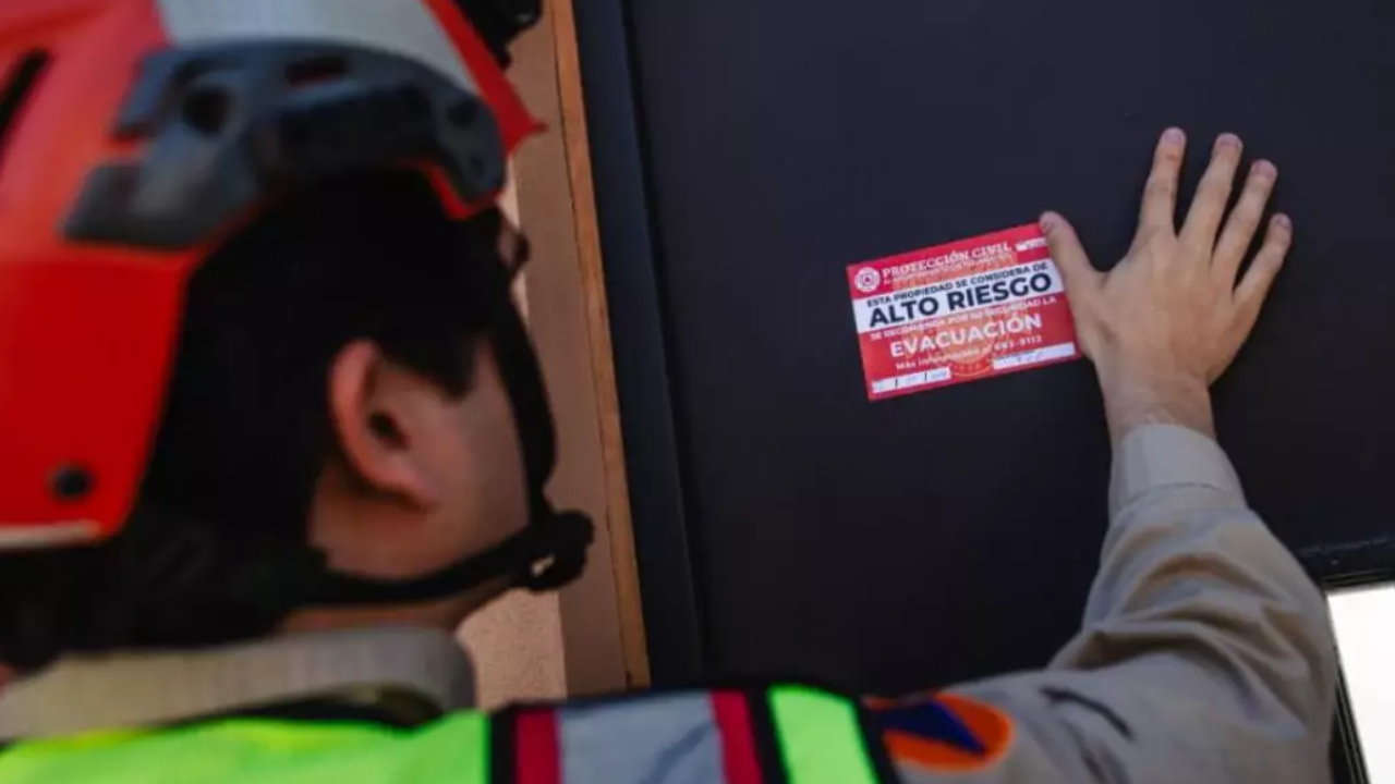 Significado de engomado rojo y amarillo en Tijuana