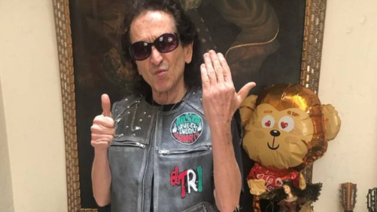 VIDEO: Alex Lora explota contra influencers por grabar su presentación