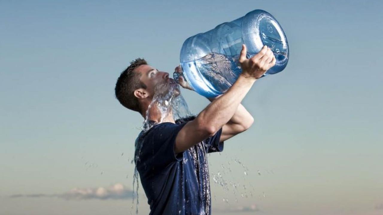 ¿Cuáles son los riesgos de tomar demasiada agua? Te lo decimos