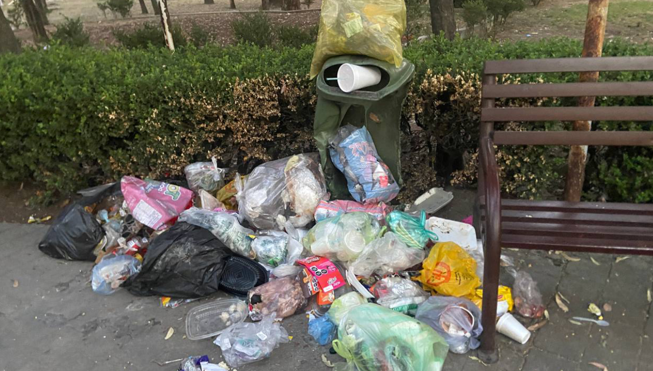 Vecinos de Iztacalco convierten parque en tiradero de basura