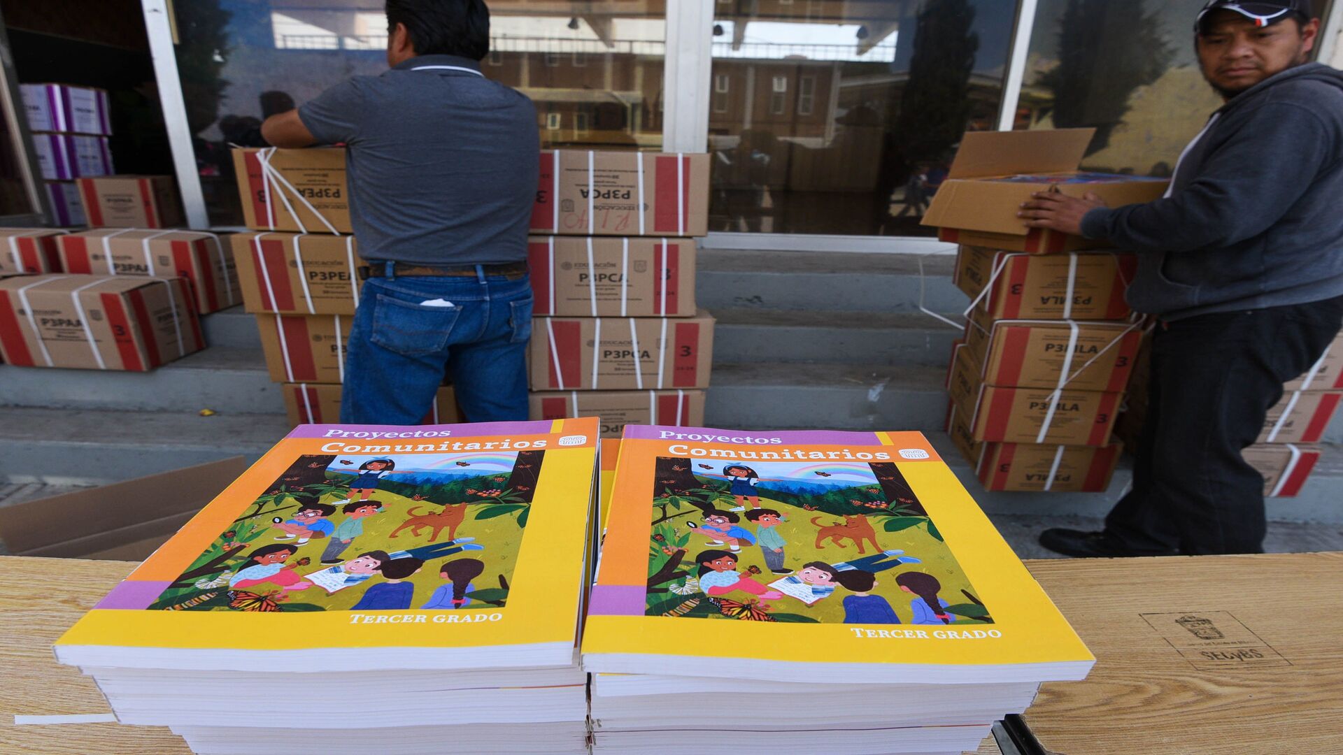Chihuahua vuelve a repartir los libros de texto