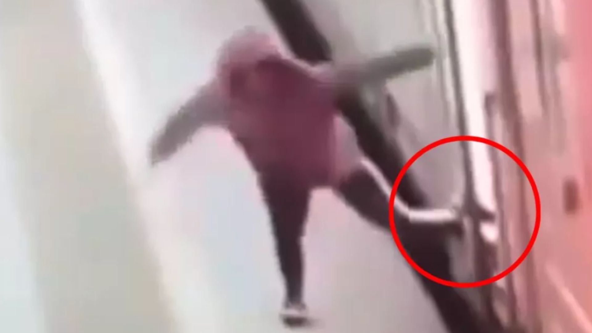 Video de mujer arrastrada por un tren en Moscú: qué ocurrió y cómo ...